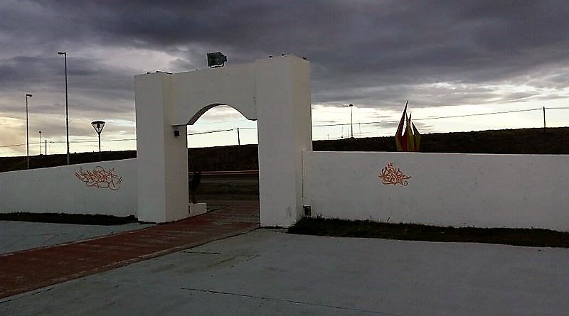 Volvieron a rayar el monumento a los caídos en Malvinas - El Rompehielos